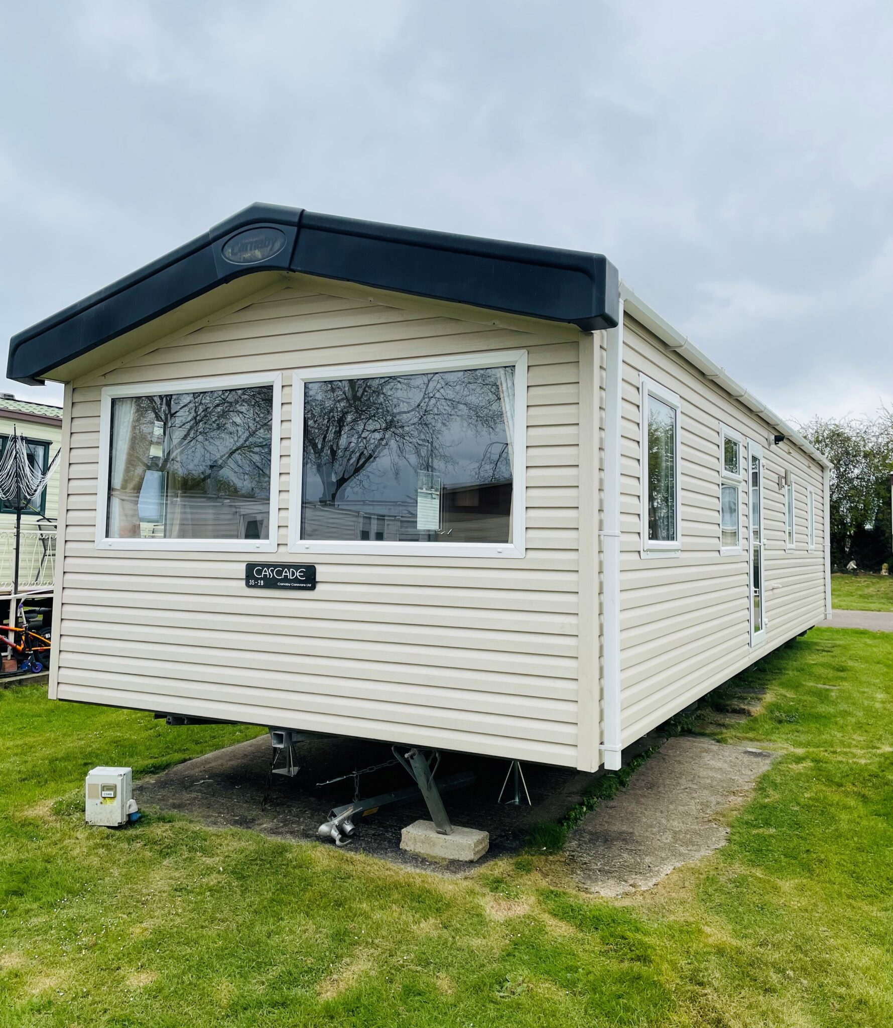 Carnaby Cascade - 2 Bed Used Caravan for Sale Warden Bay Park, Leysdown